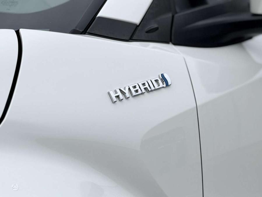 White Toyota C-HR 2017 in Taurage, with an engine capacity of 1.80 L and mileage of 172 thousand km for 14300 €, photo 13 on AUTOMOTO.COM.LV