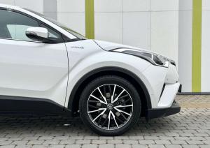 White Toyota C-HR 2017 in Taurage, with an engine capacity of 1.80 L and mileage of 172 thousand km for 14300 €, photo 16 on AUTOMOTO.COM.LV