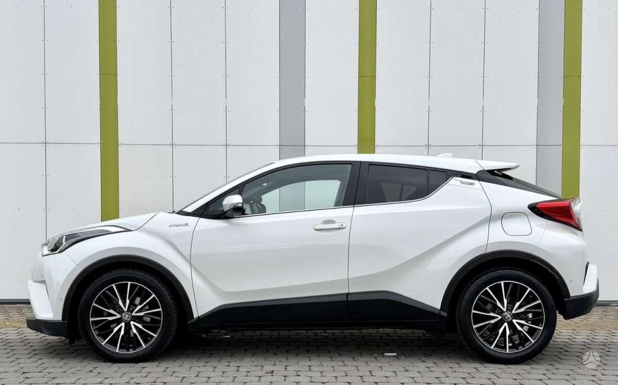 White Toyota C-HR 2017 in Taurage, with an engine capacity of 1.80 L and mileage of 172 thousand km for 14300 €, photo 17 on AUTOMOTO.COM.LV