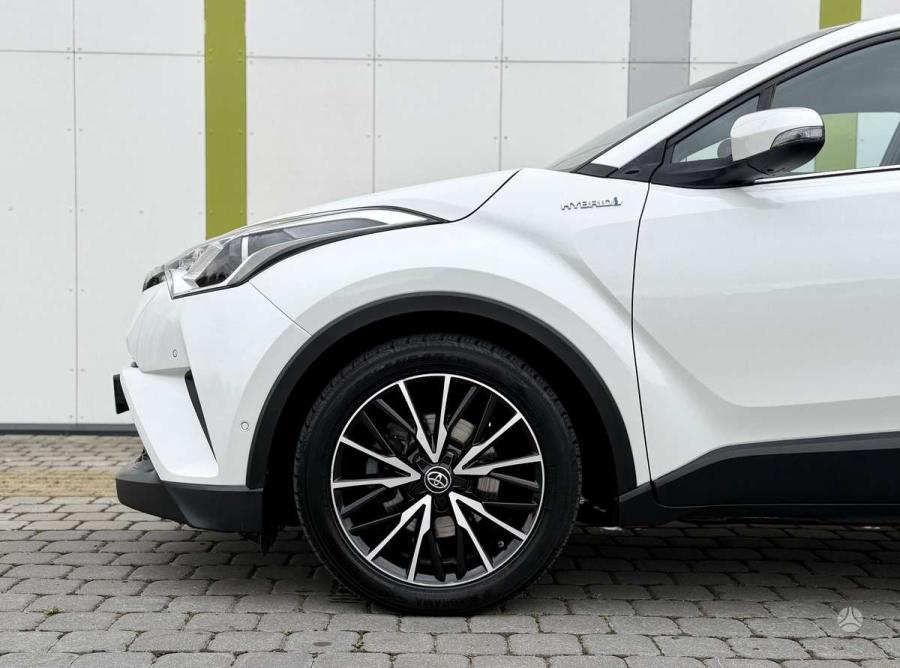 White Toyota C-HR 2017 in Taurage, with an engine capacity of 1.80 L and mileage of 172 thousand km for 14300 €, photo 19 on AUTOMOTO.COM.LV