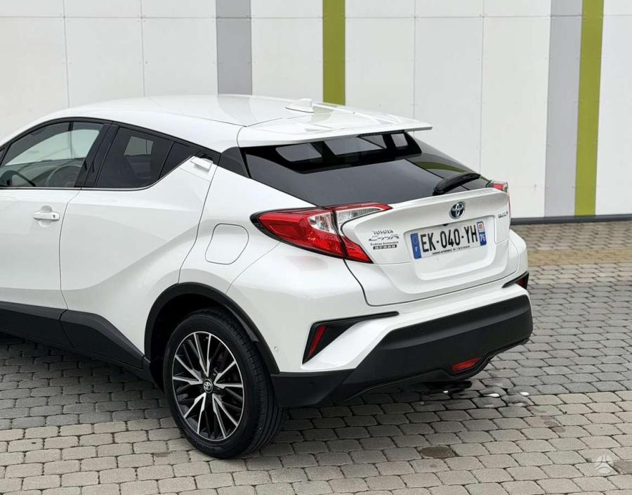White Toyota C-HR 2017 in Taurage, with an engine capacity of 1.80 L and mileage of 172 thousand km for 14300 €, photo 21 on AUTOMOTO.COM.LV