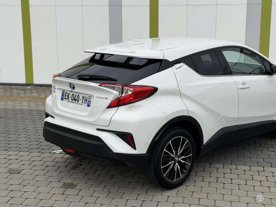 White Toyota C-HR 2017 in Taurage, with an engine capacity of 1.80 L and mileage of 172 thousand km for 14300 €, photo 23 on AUTOMOTO.COM.LV