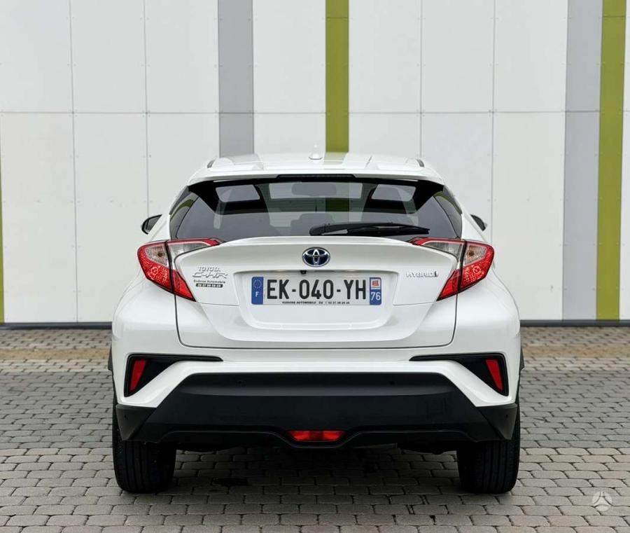 White Toyota C-HR 2017 in Taurage, with an engine capacity of 1.80 L and mileage of 172 thousand km for 14300 €, photo 24 on AUTOMOTO.COM.LV