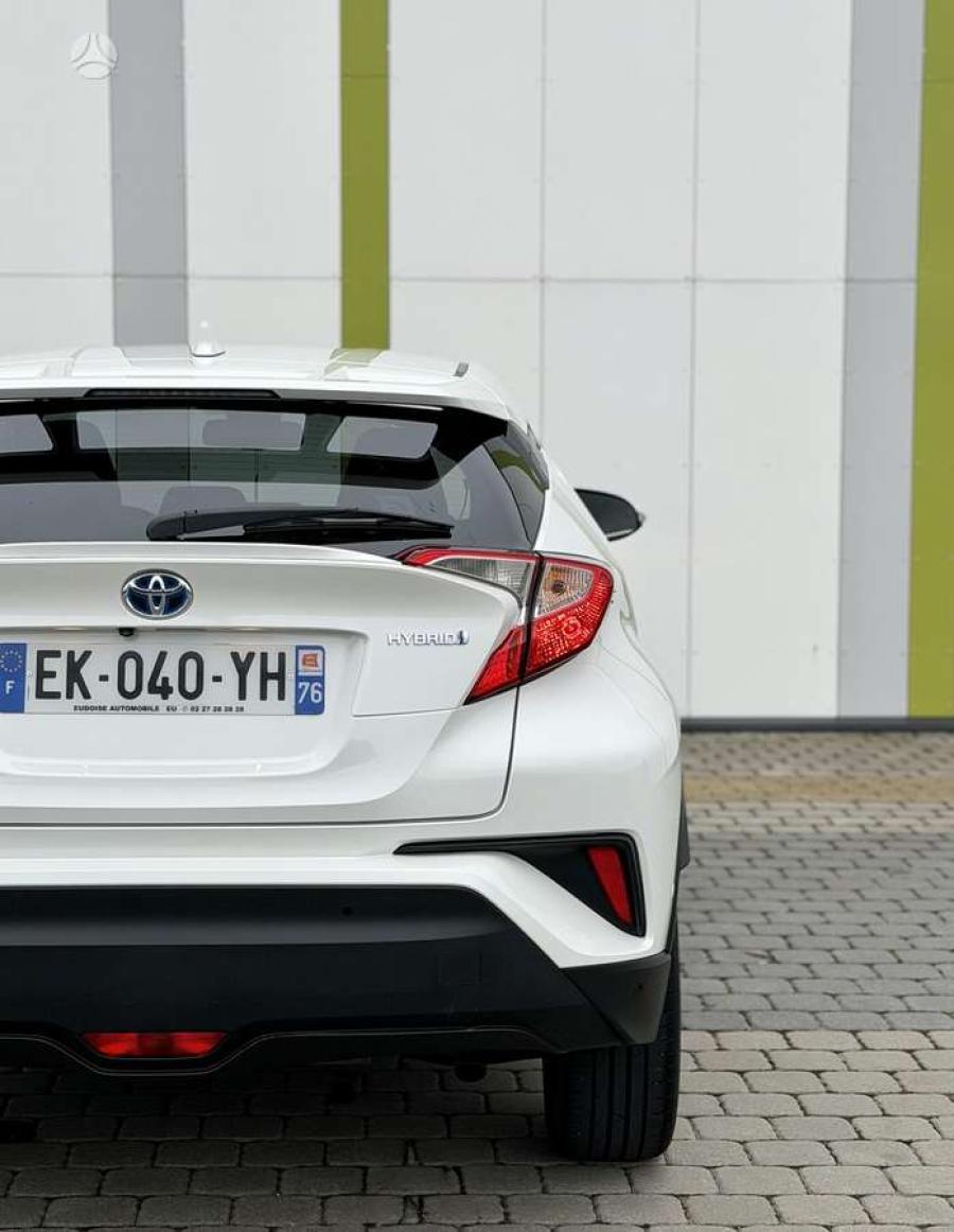 White Toyota C-HR 2017 in Taurage, with an engine capacity of 1.80 L and mileage of 172 thousand km for 14300 €, photo 25 on AUTOMOTO.COM.LV