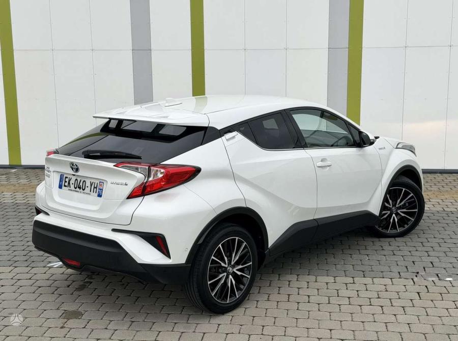 White Toyota C-HR 2017 in Taurage, with an engine capacity of 1.80 L and mileage of 172 thousand km for 14300 €, photo 28 on AUTOMOTO.COM.LV