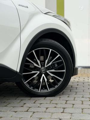 White Toyota C-HR 2017 in Taurage, with an engine capacity of 1.80 L and mileage of 172 thousand km for 14300 €, photo 30 on AUTOMOTO.COM.LV