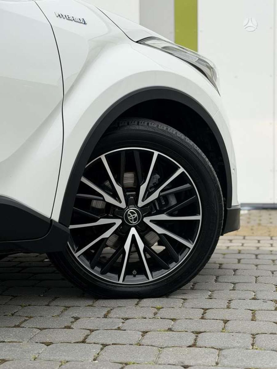 White Toyota C-HR 2017 in Taurage, with an engine capacity of 1.80 L and mileage of 172 thousand km for 14300 €, photo 30 on AUTOMOTO.COM.LV
