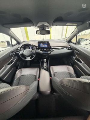 White Toyota C-HR 2017 in Taurage, with an engine capacity of 1.80 L and mileage of 172 thousand km for 14300 €, photo 40 on AUTOMOTO.COM.LV