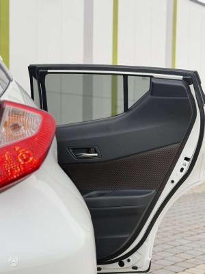 White Toyota C-HR 2017 in Taurage, with an engine capacity of 1.80 L and mileage of 172 thousand km for 14300 €, photo 42 on AUTOMOTO.COM.LV