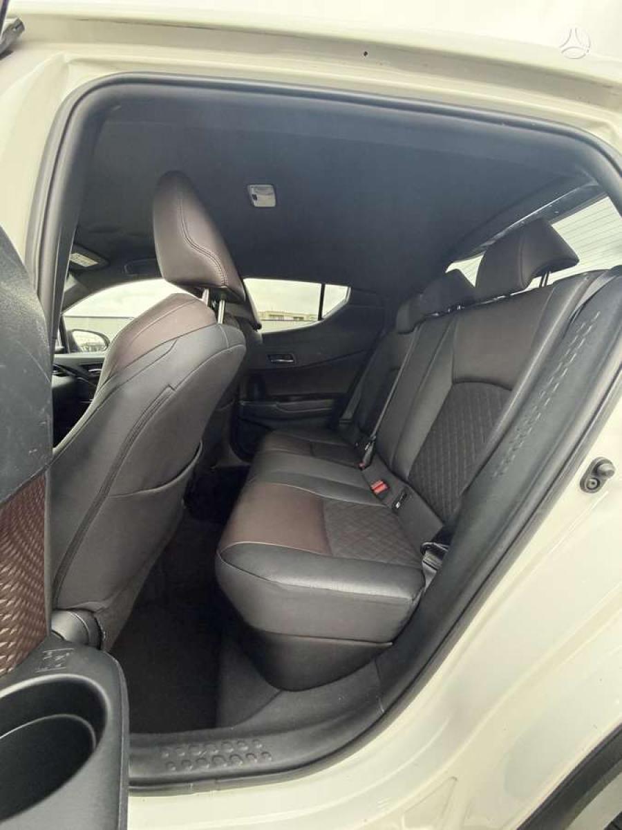 White Toyota C-HR 2017 in Taurage, with an engine capacity of 1.80 L and mileage of 172 thousand km for 14300 €, photo 46 on AUTOMOTO.COM.LV