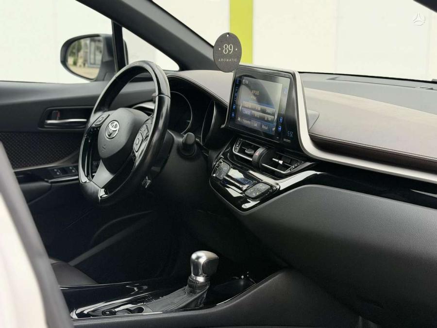 White Toyota C-HR 2017 in Taurage, with an engine capacity of 1.80 L and mileage of 172 thousand km for 14300 €, photo 50 on AUTOMOTO.COM.LV