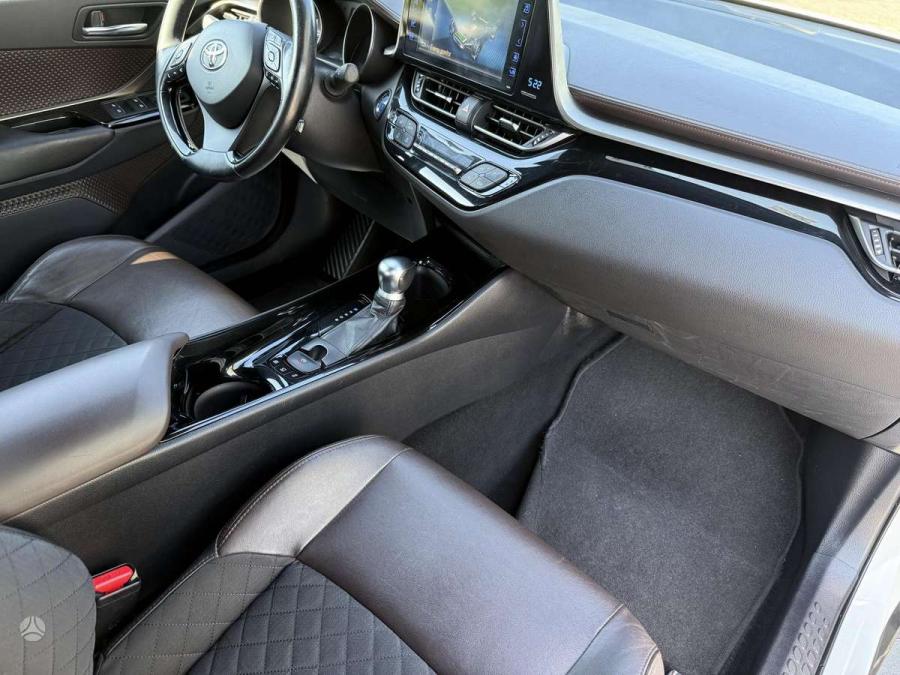 Balts Toyota C-HR 2017 Kauņa, ar dzinēja tilpumu 1.80 L un nobraukumu 250 tūkst. km par 14700 €, foto 17 vietnē AUTOMOTO.COM.LV
