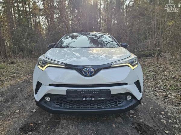 White Toyota C-HR 2017 in Kaunas, with an engine capacity of 1.80 L and mileage of 143 thousand km for 15750 €, photo 4 on AUTOMOTO.COM.LV