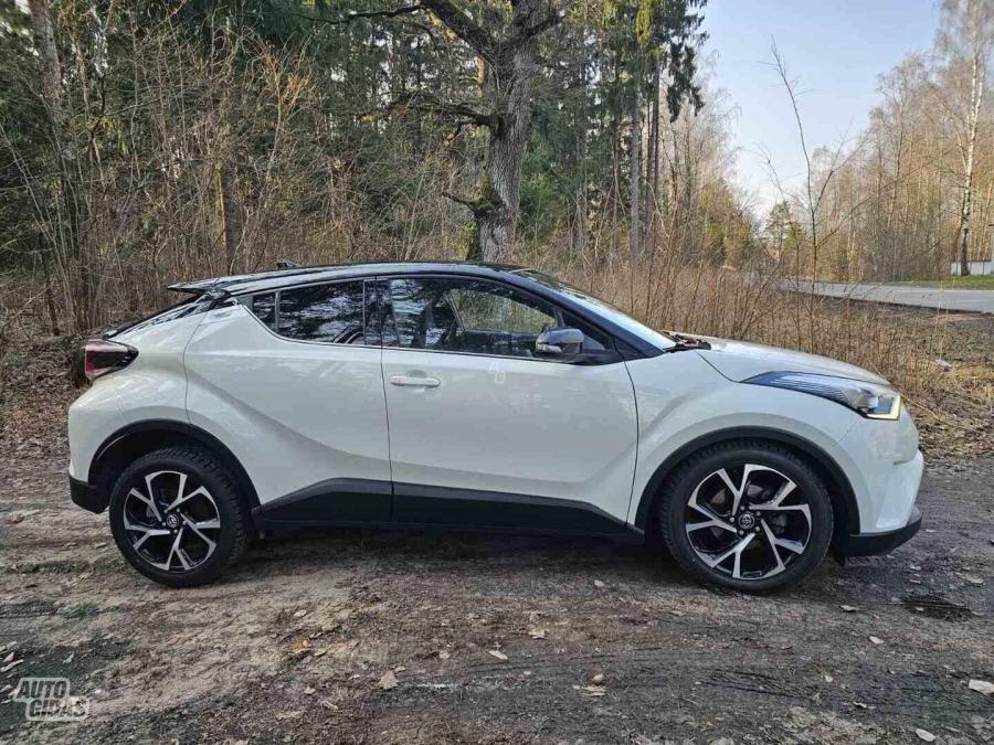 Белый Тойота C-HR 2017 в Каунас, объемом двигателя 1.80 л и пробегом 143 тыс. км за 15750 €, фото 5 на AUTOMOTO.COM.LV