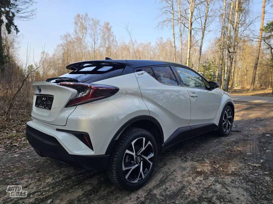 Белый Тойота C-HR 2017 в Каунас, объемом двигателя 1.80 л и пробегом 143 тыс. км за 15750 €, фото 6 на AUTOMOTO.COM.LV