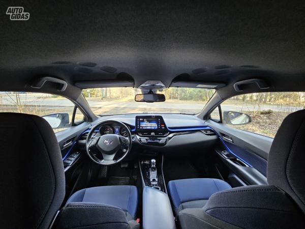 White Toyota C-HR 2017 in Kaunas, with an engine capacity of 1.80 L and mileage of 143 thousand km for 15750 €, photo 11 on AUTOMOTO.COM.LV