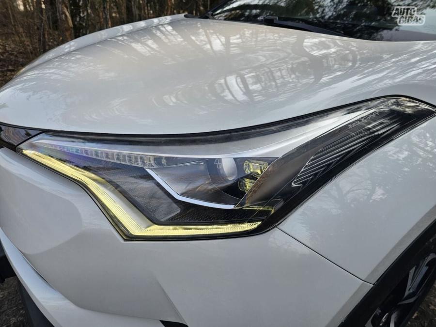 Белый Тойота C-HR 2017 в Каунас, объемом двигателя 1.80 л и пробегом 143 тыс. км за 15750 €, фото 13 на AUTOMOTO.COM.LV