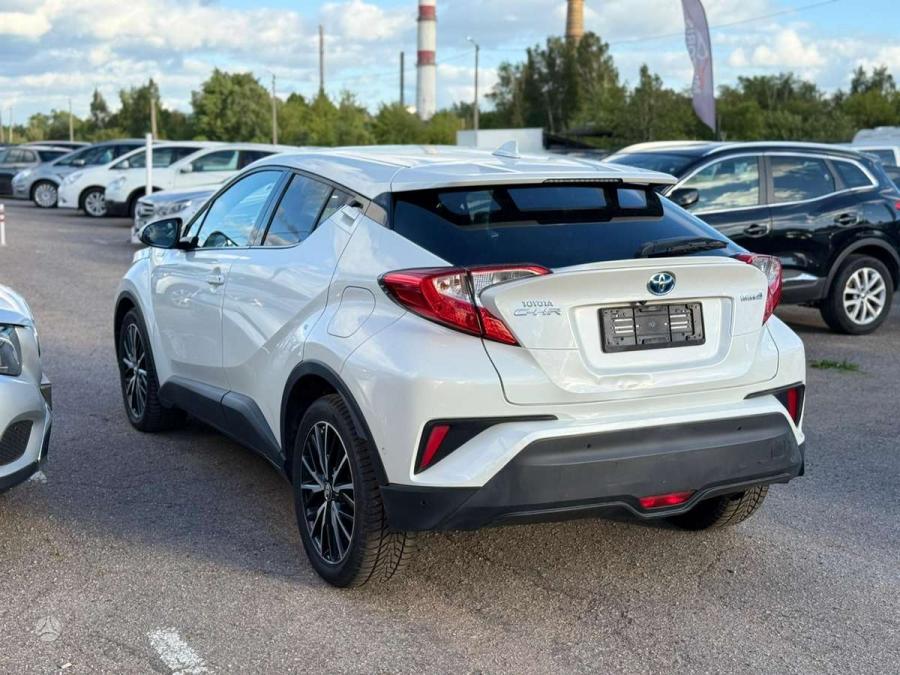 Белый Тойота C-HR 2017 в Паневежис, объемом двигателя 1.80 л и пробегом 298 тыс. км за 10800 €, фото 6 на AUTOMOTO.COM.LV
