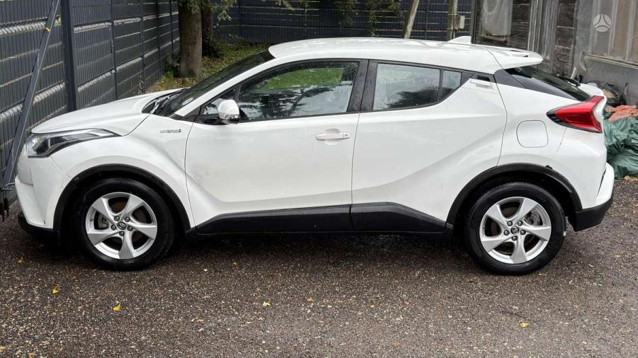 Balts Toyota C-HR 2017 Jonava, ar dzinēja tilpumu 1.80 L un nobraukumu 220 tūkst. km par 11750 €, foto 5 vietnē AUTOMOTO.COM.LV