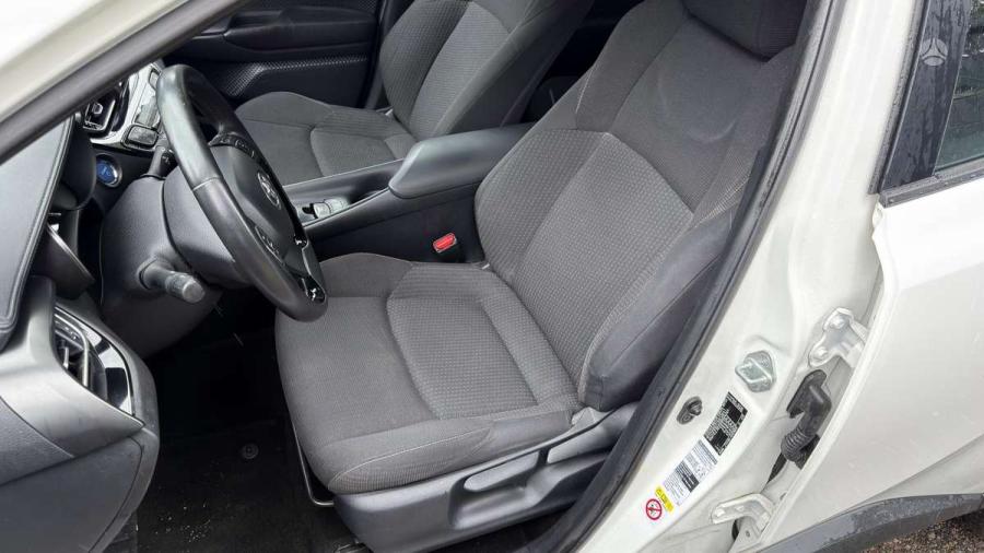 Balts Toyota C-HR 2017 Jonava, ar dzinēja tilpumu 1.80 L un nobraukumu 220 tūkst. km par 11750 €, foto 18 vietnē AUTOMOTO.COM.LV