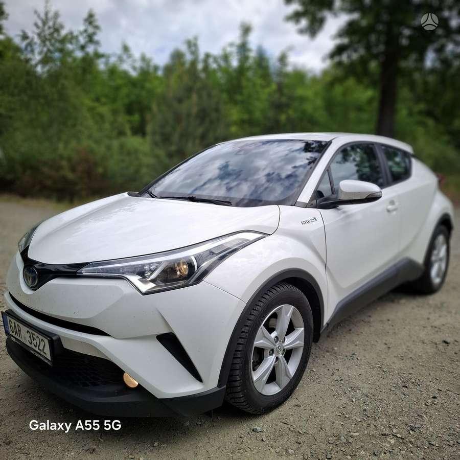 White Toyota C-HR 2017 in Vilnius, with an engine capacity of 1.80 L and mileage of 303 thousand km for 11990 €, photo 1 on AUTOMOTO.COM.LV