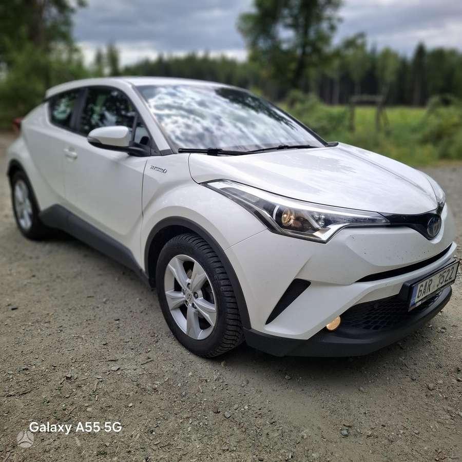White Toyota C-HR 2017 in Vilnius, with an engine capacity of 1.80 L and mileage of 303 thousand km for 11990 €, photo 3 on AUTOMOTO.COM.LV