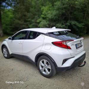 White Toyota C-HR 2017 in Vilnius, with an engine capacity of 1.80 L and mileage of 303 thousand km for 11990 €, photo 4 on AUTOMOTO.COM.LV