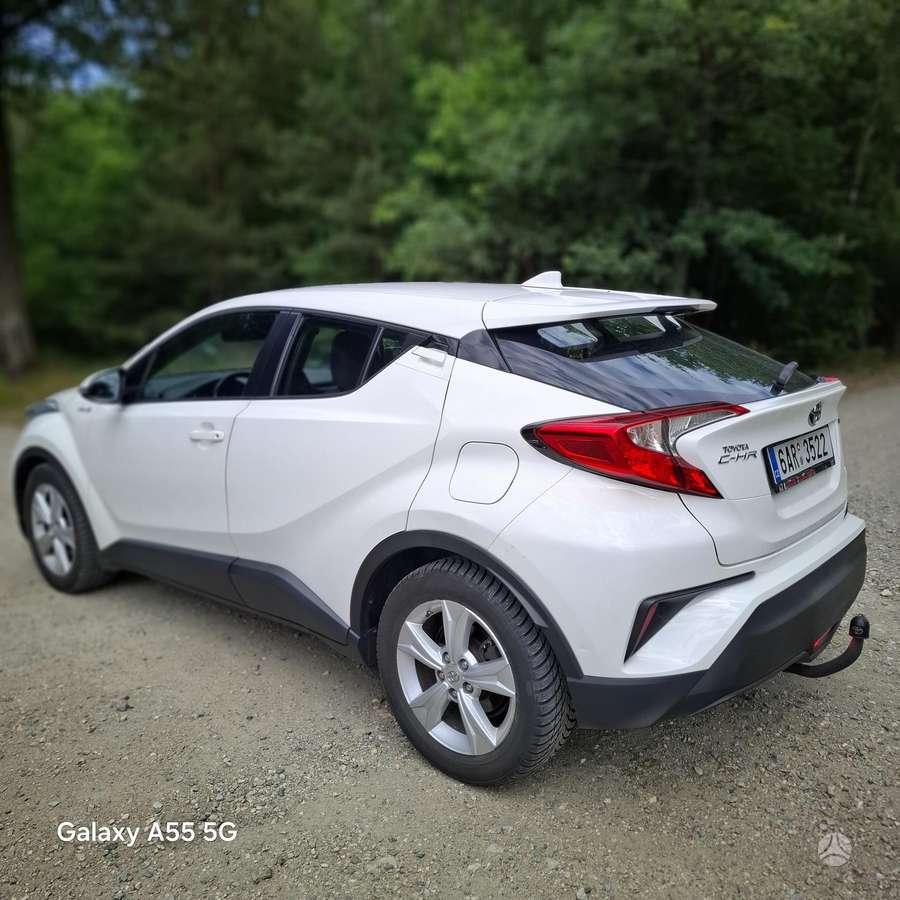 White Toyota C-HR 2017 in Vilnius, with an engine capacity of 1.80 L and mileage of 303 thousand km for 11990 €, photo 4 on AUTOMOTO.COM.LV