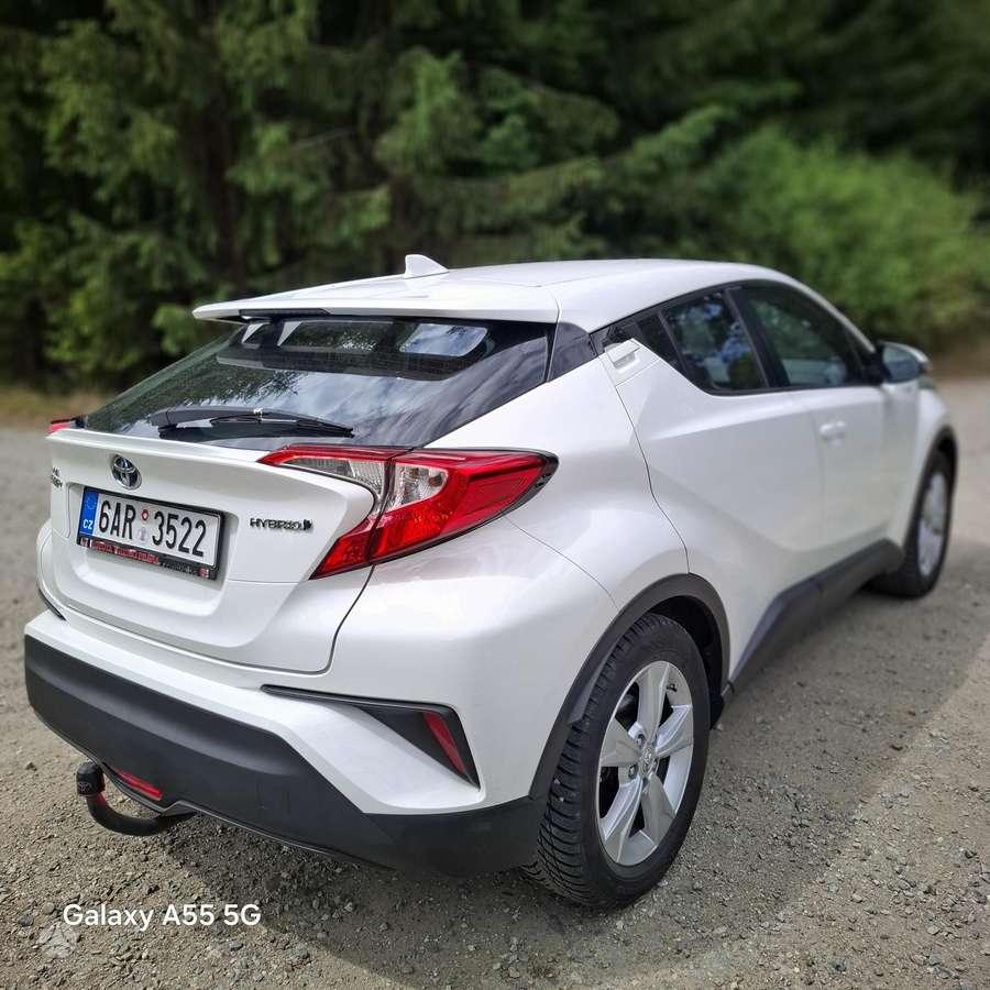 White Toyota C-HR 2017 in Vilnius, with an engine capacity of 1.80 L and mileage of 303 thousand km for 11990 €, photo 5 on AUTOMOTO.COM.LV