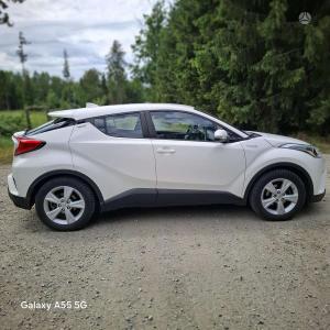 White Toyota C-HR 2017 in Vilnius, with an engine capacity of 1.80 L and mileage of 303 thousand km for 11990 €, photo 7 on AUTOMOTO.COM.LV