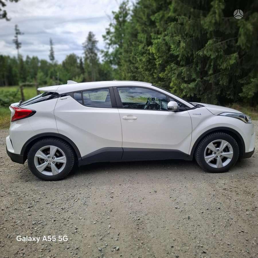 White Toyota C-HR 2017 in Vilnius, with an engine capacity of 1.80 L and mileage of 303 thousand km for 11990 €, photo 7 on AUTOMOTO.COM.LV