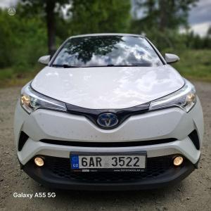 White Toyota C-HR 2017 in Vilnius, with an engine capacity of 1.80 L and mileage of 303 thousand km for 11990 €, photo 8 on AUTOMOTO.COM.LV