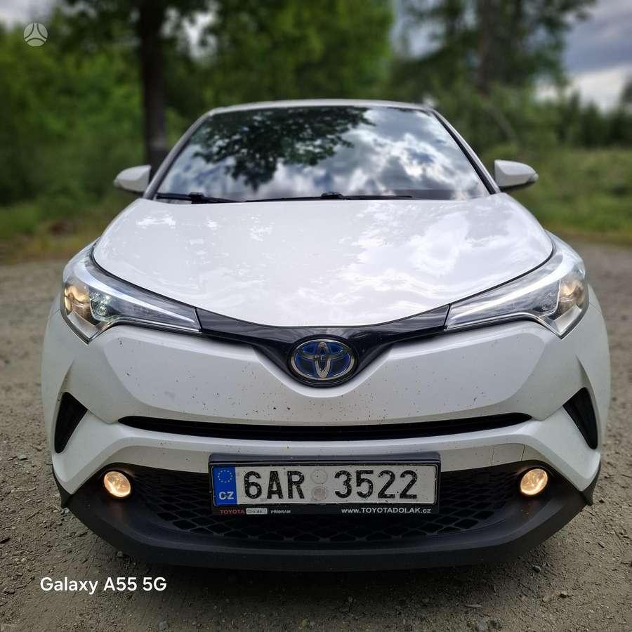 White Toyota C-HR 2017 in Vilnius, with an engine capacity of 1.80 L and mileage of 303 thousand km for 11990 €, photo 8 on AUTOMOTO.COM.LV