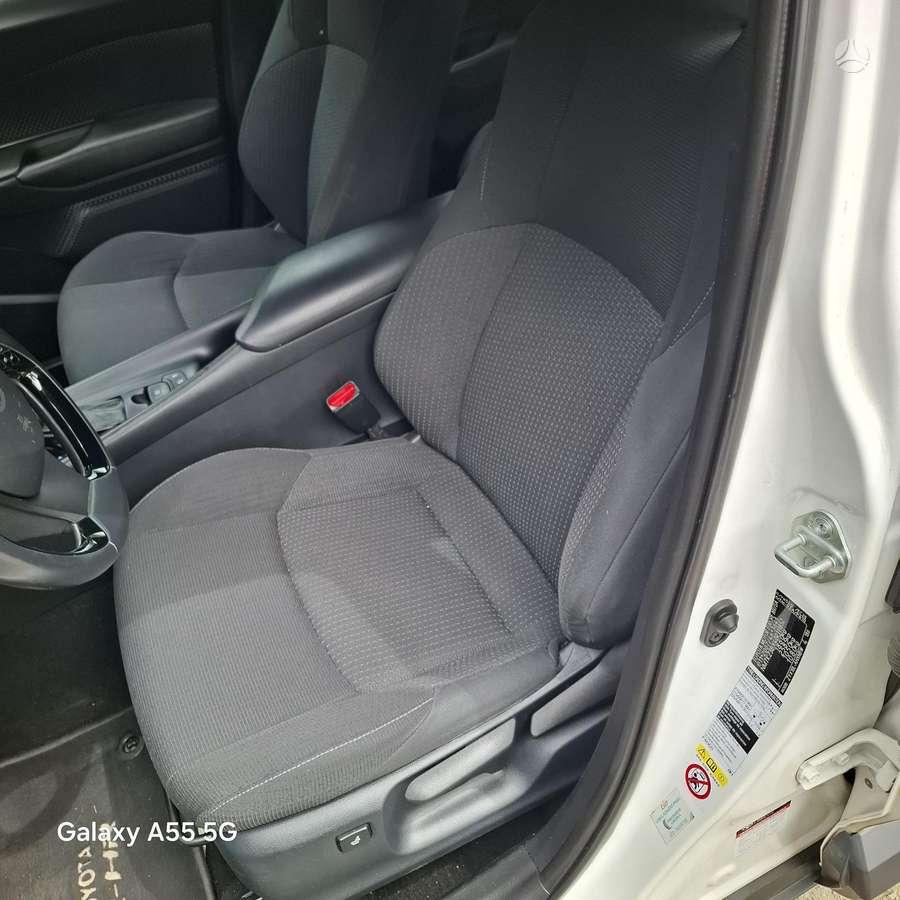 White Toyota C-HR 2017 in Vilnius, with an engine capacity of 1.80 L and mileage of 303 thousand km for 11990 €, photo 9 on AUTOMOTO.COM.LV