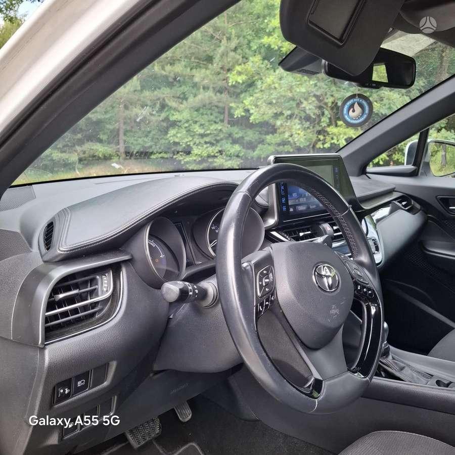 White Toyota C-HR 2017 in Vilnius, with an engine capacity of 1.80 L and mileage of 303 thousand km for 11990 €, photo 11 on AUTOMOTO.COM.LV
