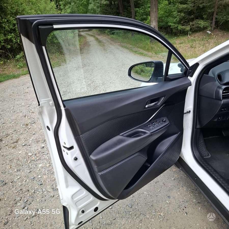 White Toyota C-HR 2017 in Vilnius, with an engine capacity of 1.80 L and mileage of 303 thousand km for 11990 €, photo 12 on AUTOMOTO.COM.LV