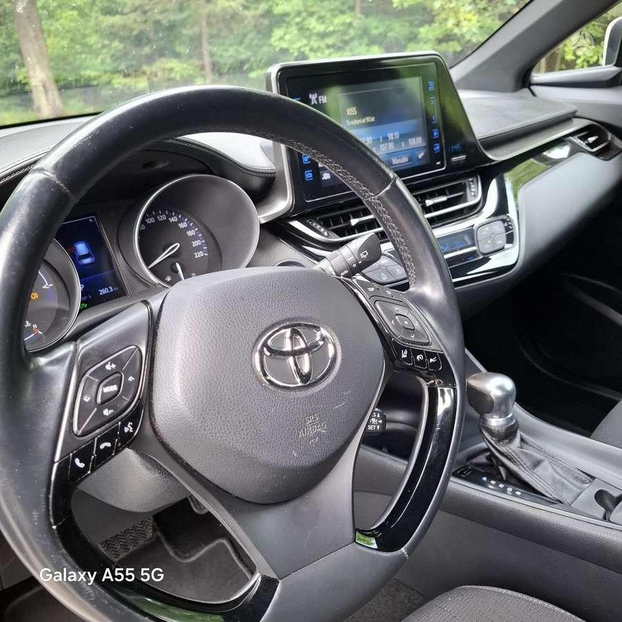 White Toyota C-HR 2017 in Vilnius, with an engine capacity of 1.80 L and mileage of 303 thousand km for 11990 €, photo 13 on AUTOMOTO.COM.LV