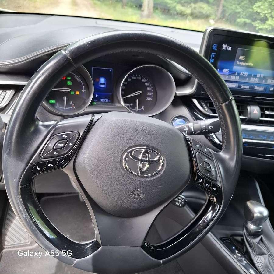 White Toyota C-HR 2017 in Vilnius, with an engine capacity of 1.80 L and mileage of 303 thousand km for 11990 €, photo 14 on AUTOMOTO.COM.LV