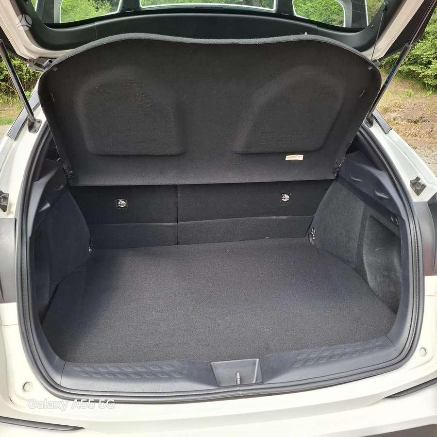 White Toyota C-HR 2017 in Vilnius, with an engine capacity of 1.80 L and mileage of 303 thousand km for 11990 €, photo 21 on AUTOMOTO.COM.LV