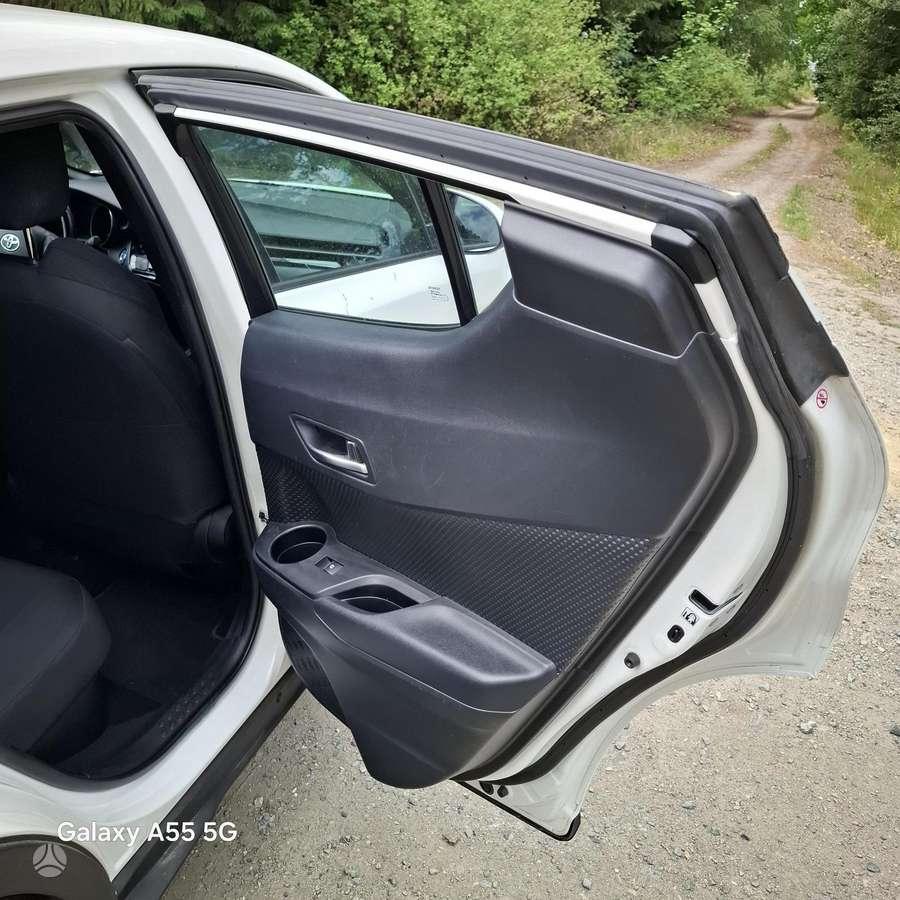 White Toyota C-HR 2017 in Vilnius, with an engine capacity of 1.80 L and mileage of 303 thousand km for 11990 €, photo 24 on AUTOMOTO.COM.LV