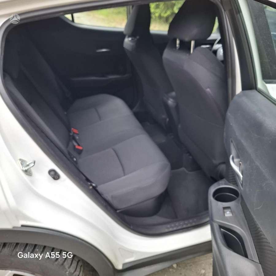 White Toyota C-HR 2017 in Vilnius, with an engine capacity of 1.80 L and mileage of 303 thousand km for 11990 €, photo 25 on AUTOMOTO.COM.LV