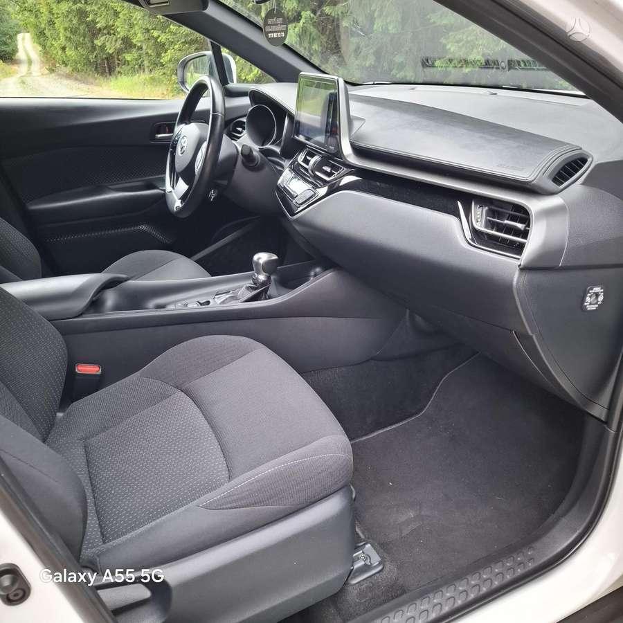 White Toyota C-HR 2017 in Vilnius, with an engine capacity of 1.80 L and mileage of 303 thousand km for 11990 €, photo 27 on AUTOMOTO.COM.LV