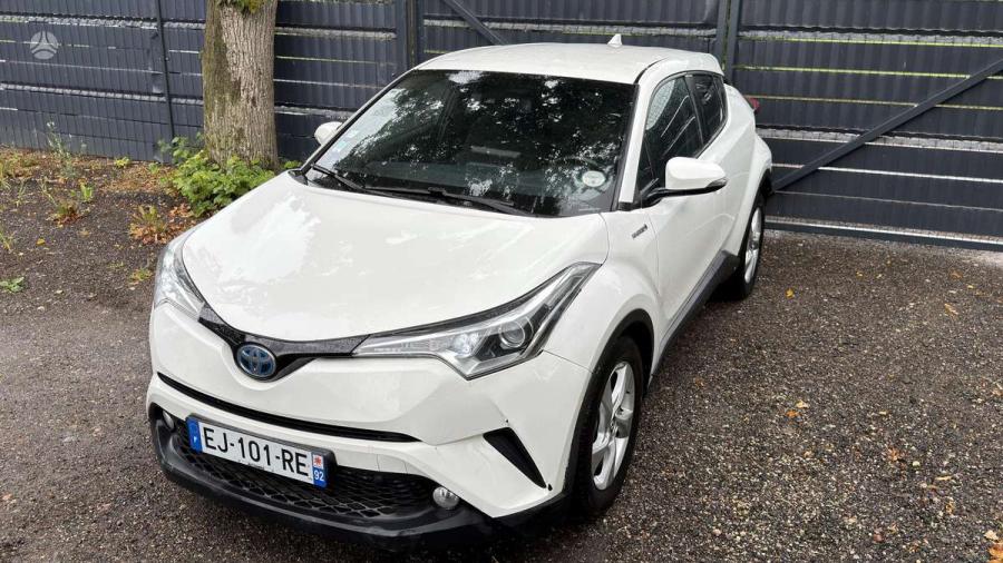 White Toyota C-HR 2017 in Jonava, with an engine capacity of 1.80 L and mileage of 220 thousand km for 11000 €, photo 3 on AUTOMOTO.COM.LV