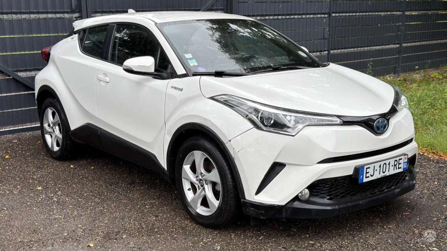 White Toyota C-HR 2017 in Jonava, with an engine capacity of 1.80 L and mileage of 220 thousand km for 11000 €, photo 4 on AUTOMOTO.COM.LV