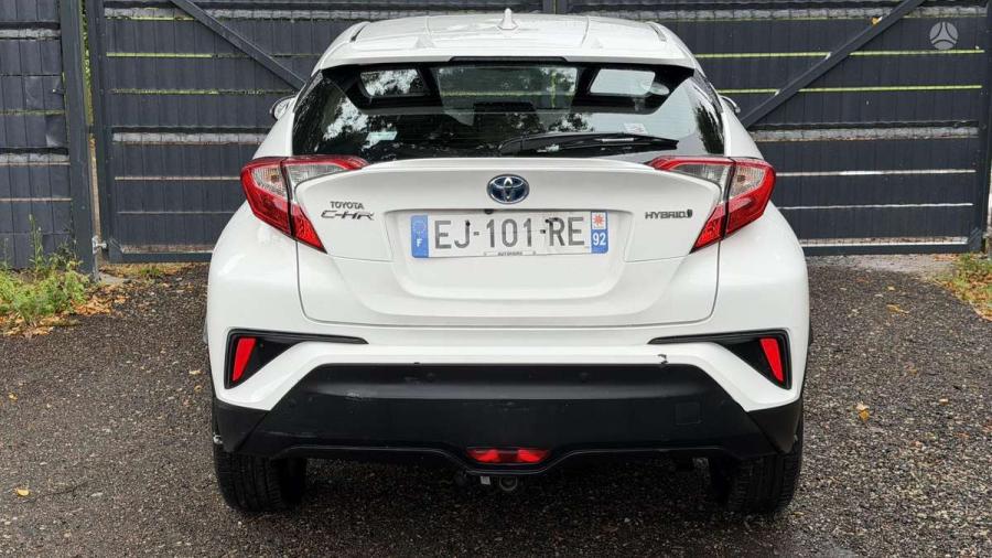 White Toyota C-HR 2017 in Jonava, with an engine capacity of 1.80 L and mileage of 220 thousand km for 11000 €, photo 7 on AUTOMOTO.COM.LV
