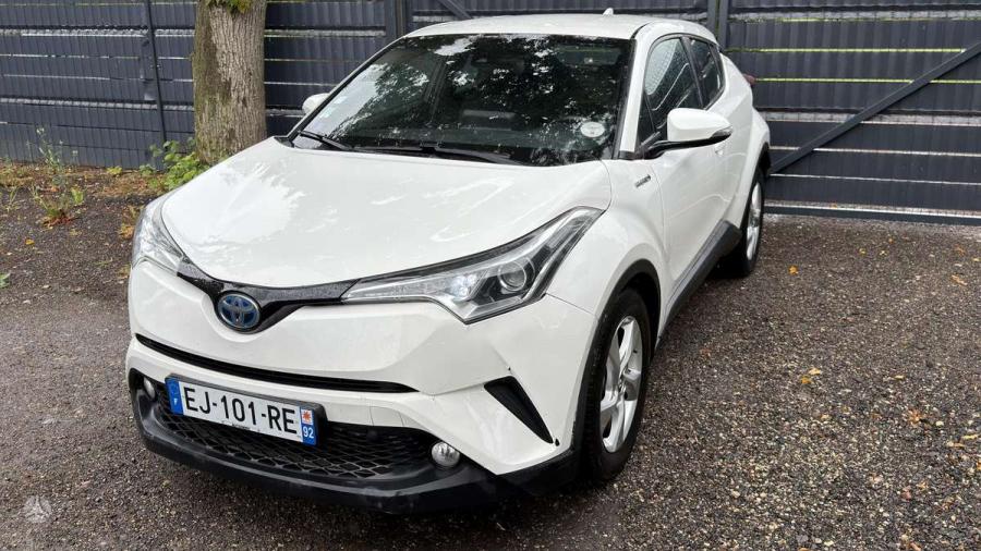 White Toyota C-HR 2017 in Jonava, with an engine capacity of 1.80 L and mileage of 220 thousand km for 11000 €, photo 10 on AUTOMOTO.COM.LV