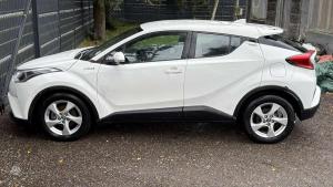 White Toyota C-HR 2017 in Jonava, with an engine capacity of 1.80 L and mileage of 220 thousand km for 11000 €, photo 17 on AUTOMOTO.COM.LV