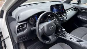 White Toyota C-HR 2017 in Jonava, with an engine capacity of 1.80 L and mileage of 220 thousand km for 11000 €, photo 21 on AUTOMOTO.COM.LV