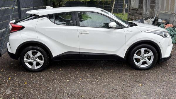 White Toyota C-HR 2017 in Jonava, with an engine capacity of 1.80 L and mileage of 220 thousand km for 11650 €, photo 9 on AUTOMOTO.COM.LV