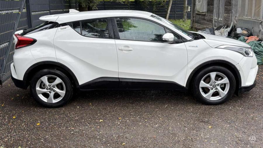 White Toyota C-HR 2017 in Jonava, with an engine capacity of 1.80 L and mileage of 220 thousand km for 11000 €, photo 9 on AUTOMOTO.COM.LV